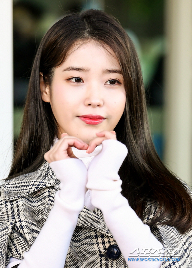 아이유 셀러브리티로 데뷔 후 첫 멜론 연간 차트 1위 잔소리… 스포츠조선